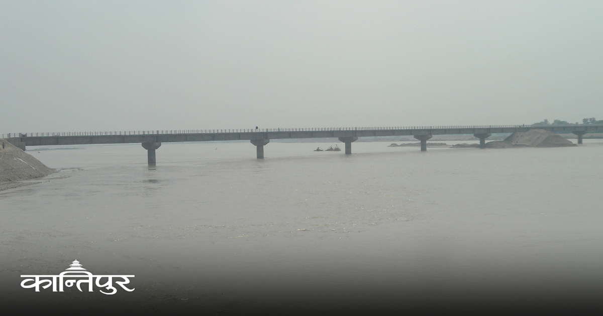 Use of large stones to protect the Karnali Bridge from floods and ...