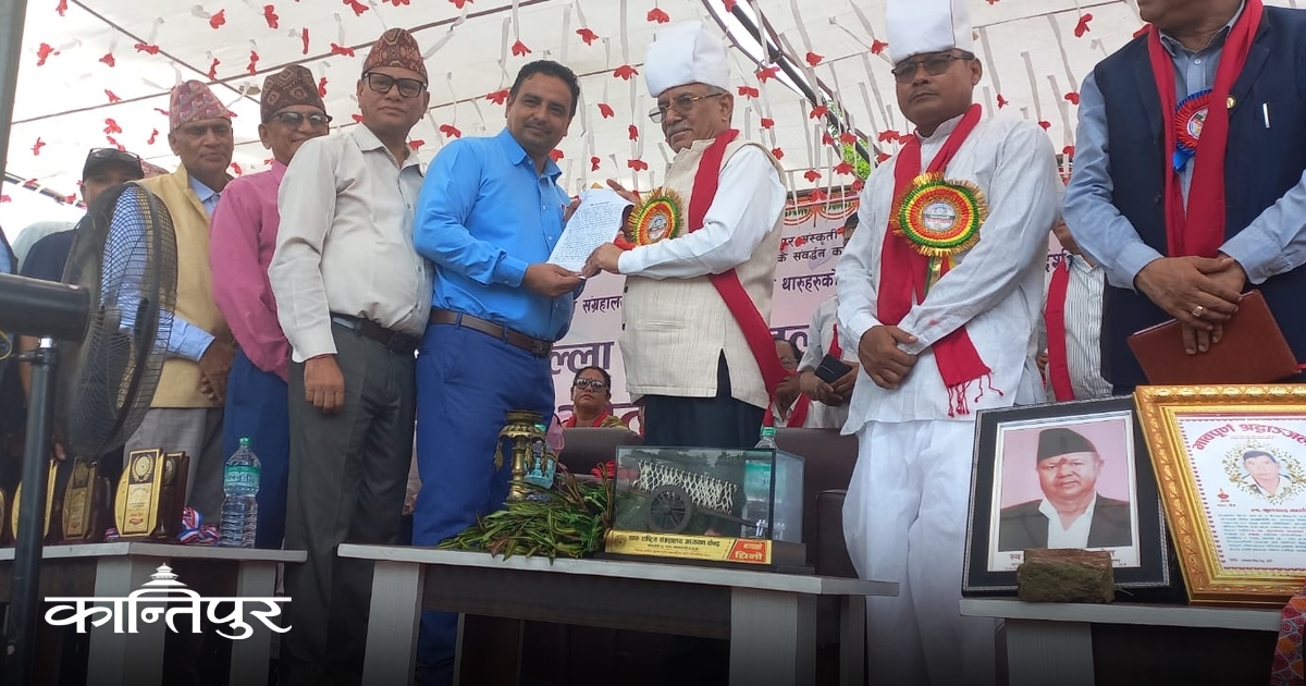 निजी विद्यालयका प्रतिनिधिले बुझाए माओवादी केन्द्रका अध्यक्ष दाहाललाई ...